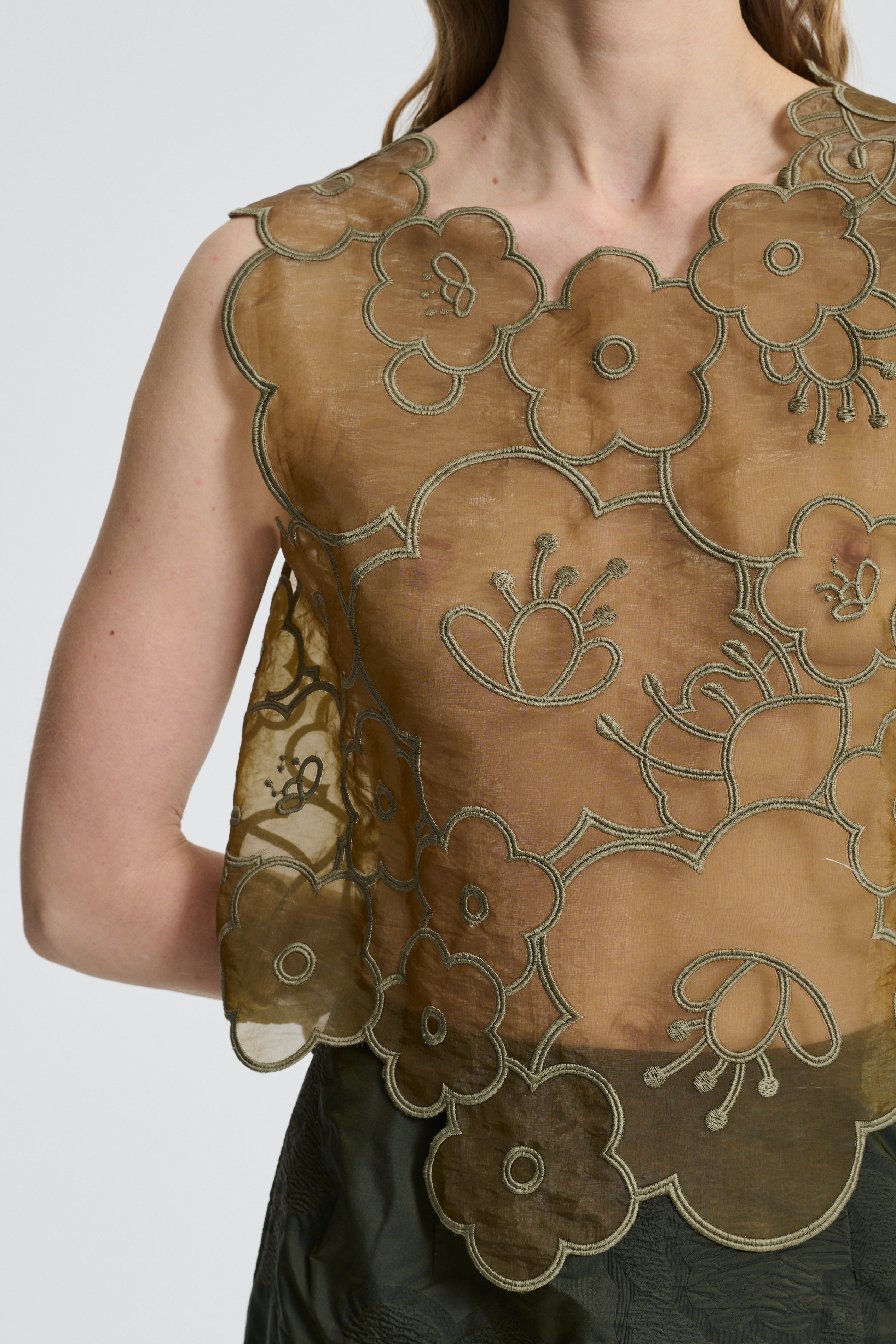 BLAKE | TOP EMBROIDERED MYRTIA OLIVE